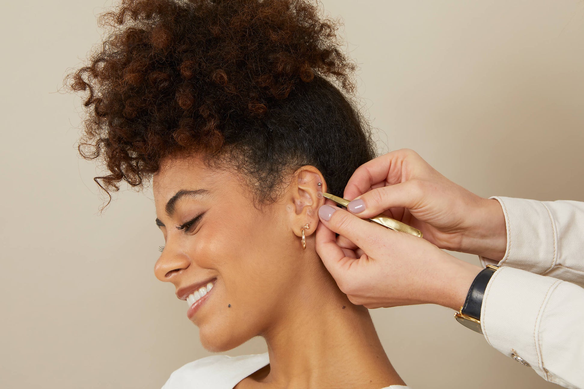 Ear seeding: starobylá metoda, která bojuje s neduhy (a vypadá jako ...