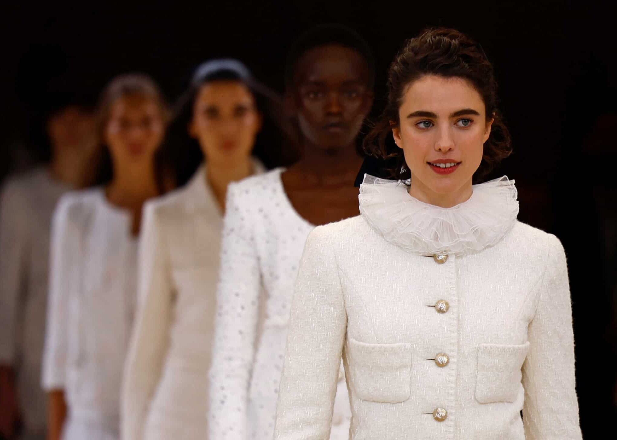 Značka Chanel pronikla hluboce do trendu balletcore. Její haute couture ...