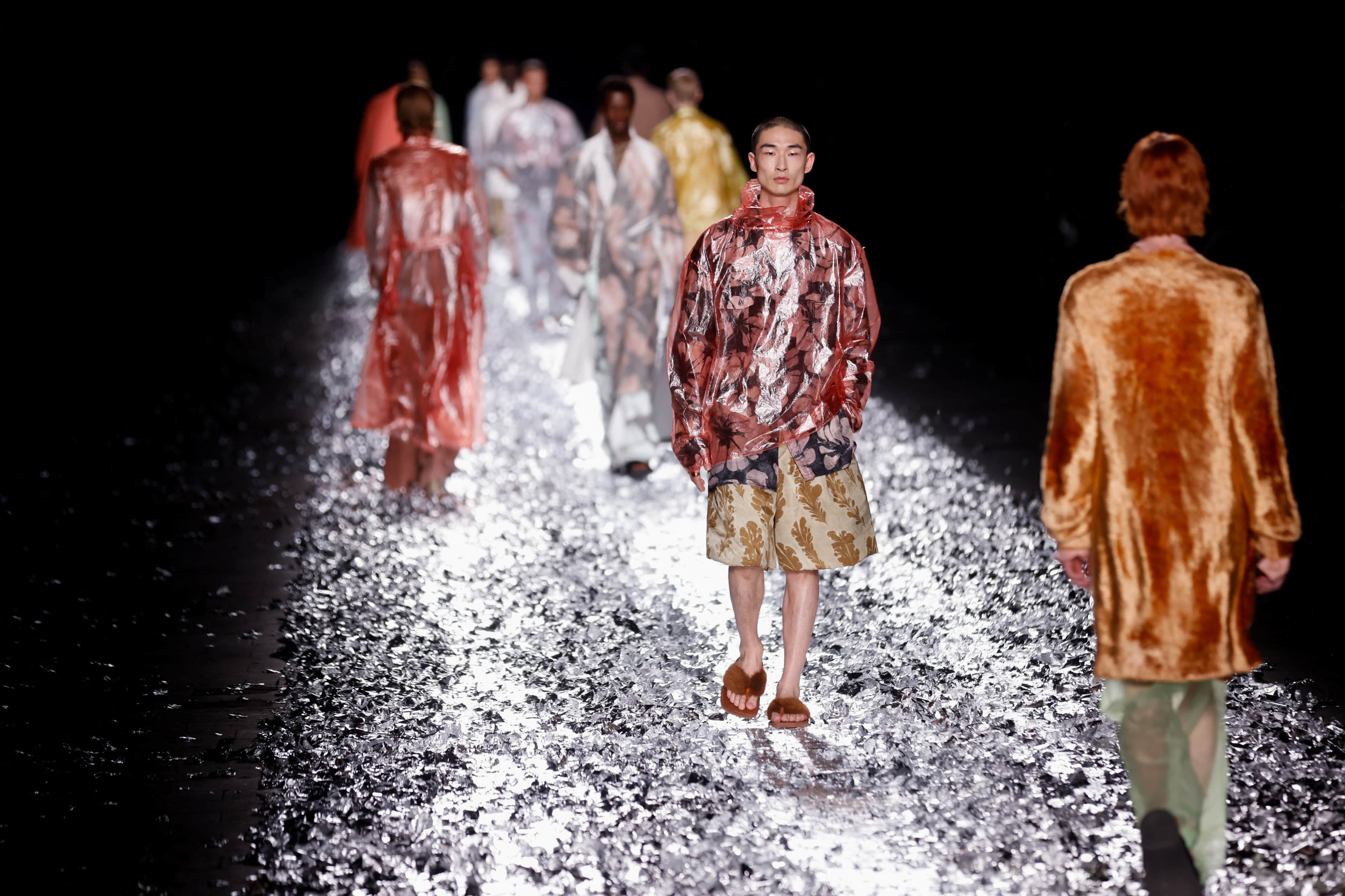 Hlavní město módy dalo sbohem Dries Van Noten. Paříž pohltily přehlídky ...