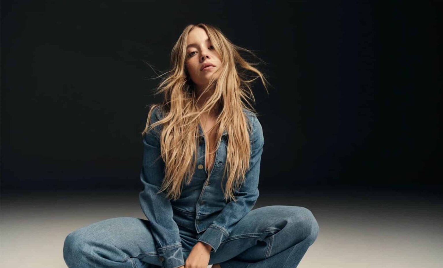Hollywood pod útokem podprsenek. Proč Sydney Sweeney opět čelí kritice ...